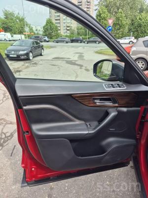 Sarkans Jaguar F-Pace 2018 Rīga, ar dzinēja tilpumu 2.00 L un nobraukumu 170 tūkst. km par 15990 €, foto 14 vietnē AUTOMOTO.COM.LV