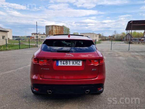 Red Jaguar F-Pace 2018 in Valmiera, with an engine capacity of 2.00 L and mileage of 135 thousand km for 15700 €, photo 4 on AUTOMOTO.COM.LV