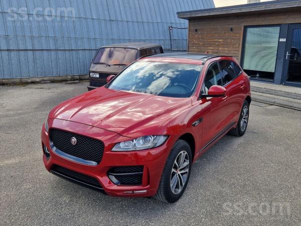 Red Jaguar F-Pace 2018 in Valmiera, with an engine capacity of 2.00 L and mileage of 135 thousand km for 15700 €, photo 7 on AUTOMOTO.COM.LV
