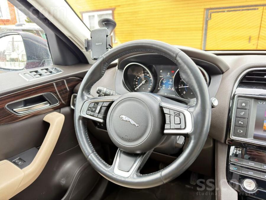 Red Jaguar F-Pace 2018 in Tukums, with an engine capacity of 2.00 L and mileage of 127 thousand km for 13990 €, photo 9 on AUTOMOTO.COM.LV