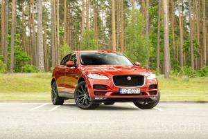 Red Jaguar F-Pace 2018 in Riga, with an engine capacity of 2.00 L and mileage of 170 thousand km for 14590 €, photo 3 on AUTOMOTO.COM.LV