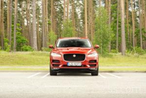 Red Jaguar F-Pace 2018 in Riga, with an engine capacity of 2.00 L and mileage of 170 thousand km for 14590 €, photo 4 on AUTOMOTO.COM.LV