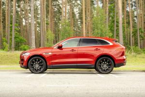 Red Jaguar F-Pace 2018 in Riga, with an engine capacity of 2.00 L and mileage of 170 thousand km for 14590 €, photo 5 on AUTOMOTO.COM.LV