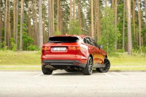 Red Jaguar F-Pace 2018 in Riga, with an engine capacity of 2.00 L and mileage of 170 thousand km for 14590 €, photo 6 on AUTOMOTO.COM.LV