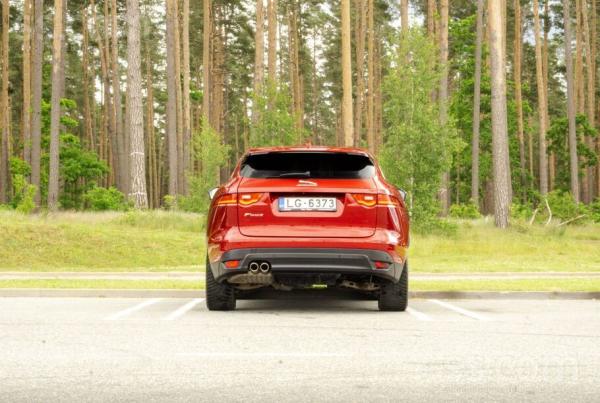 Sarkans Jaguar F-Pace 2018 Rīga, ar dzinēja tilpumu 2.00 L un nobraukumu 170 tūkst. km par 14590 €, foto 6 vietnē AUTOMOTO.COM.LV
