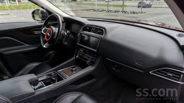 Sarkans Jaguar F-Pace 2018 Rīga, ar dzinēja tilpumu 2.00 L un nobraukumu 170 tūkst. km par 14590 €, foto 10 vietnē AUTOMOTO.COM.LV