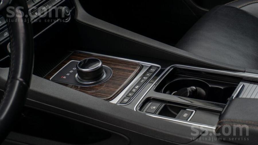 Red Jaguar F-Pace 2018 in Riga, with an engine capacity of 2.00 L and mileage of 170 thousand km for 14590 €, photo 15 on AUTOMOTO.COM.LV