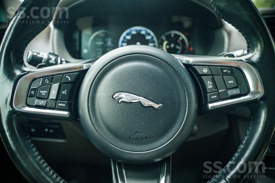 Sarkans Jaguar F-Pace 2018 Rīga, ar dzinēja tilpumu 2.00 L un nobraukumu 136 tūkst. km par 11990 €, foto 13 vietnē AUTOMOTO.COM.LV