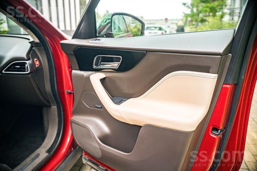 Sarkans Jaguar F-Pace 2018 Rīga, ar dzinēja tilpumu 2.00 L un nobraukumu 136 tūkst. km par 11990 €, foto 19 vietnē AUTOMOTO.COM.LV
