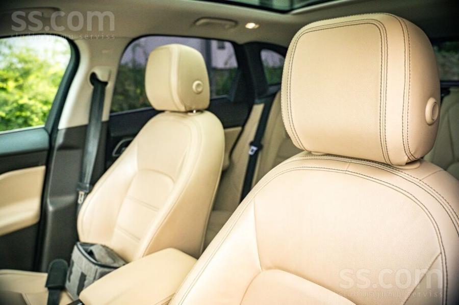 Sarkans Jaguar F-Pace 2018 Rīga, ar dzinēja tilpumu 2.00 L un nobraukumu 136 tūkst. km par 11990 €, foto 25 vietnē AUTOMOTO.COM.LV
