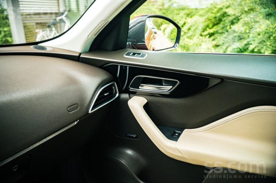 Sarkans Jaguar F-Pace 2018 Rīga, ar dzinēja tilpumu 2.00 L un nobraukumu 136 tūkst. km par 11990 €, foto 30 vietnē AUTOMOTO.COM.LV