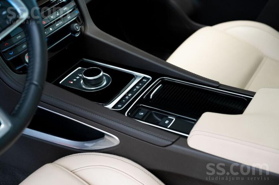 Sarkans Jaguar F-Pace 2019 Rīga, ar dzinēja tilpumu 2.00 L un nobraukumu 27 tūkst. km par 19990 €, foto 10 vietnē AUTOMOTO.COM.LV