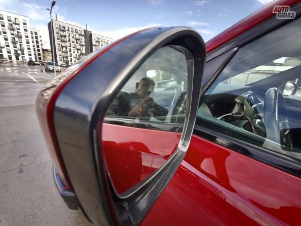 Red Jaguar F-Pace 2020 in Vilnius, with an engine capacity of 2.00 L and mileage of 150 thousand km for 14999 €, photo 6 on AUTOMOTO.COM.LV