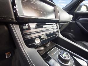 Sarkans Jaguar F-Pace 2020 Viļņa, ar dzinēja tilpumu 2.00 L un nobraukumu 150 tūkst. km par 14999 €, foto 14 vietnē AUTOMOTO.COM.LV