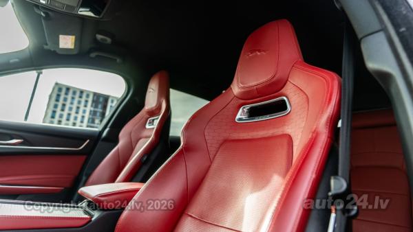 Red Jaguar F-Pace 2023 in Tallinn, with an engine capacity of 3.00 L and mileage of 35 thousand km for 53500 €, photo 10 on AUTOMOTO.COM.LV