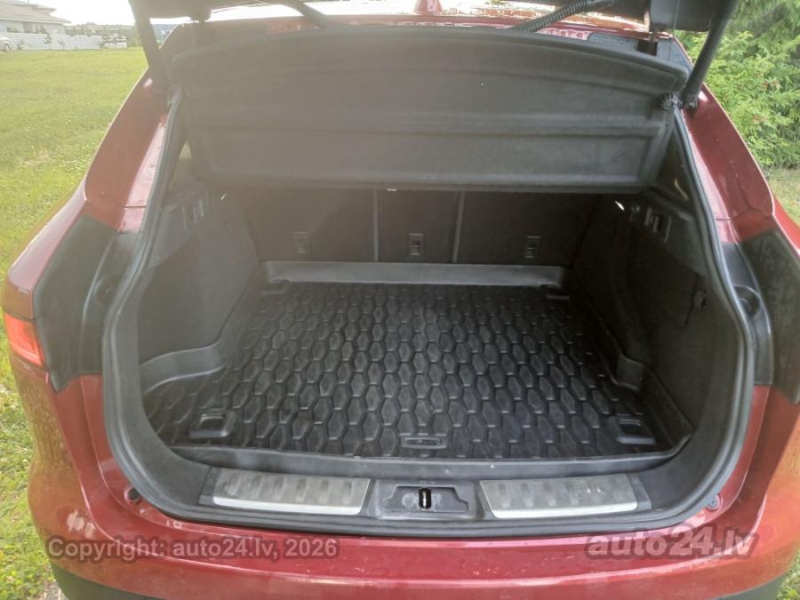 Red Jaguar F-Pace 2016 in Tallinn, with an engine capacity of 3.00 L and mileage of 300 thousand km for 11990 €, photo 25 on AUTOMOTO.COM.LV