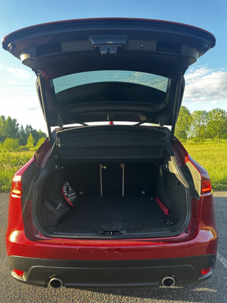 Red Jaguar F-Pace 2017 in Kohtla-Jarve, with an engine capacity of 0.22 L and mileage of 151 thousand km for 16500 €, photo 3 on AUTOMOTO.COM.LV