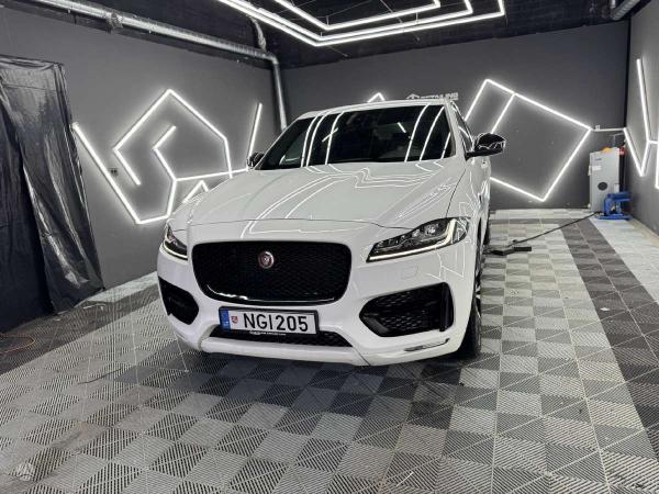 White Jaguar F-Pace 2016 in Vilnius, with an engine capacity of 2.00 L and mileage of 153 thousand km for 16700 €, photo 3 on AUTOMOTO.COM.LV