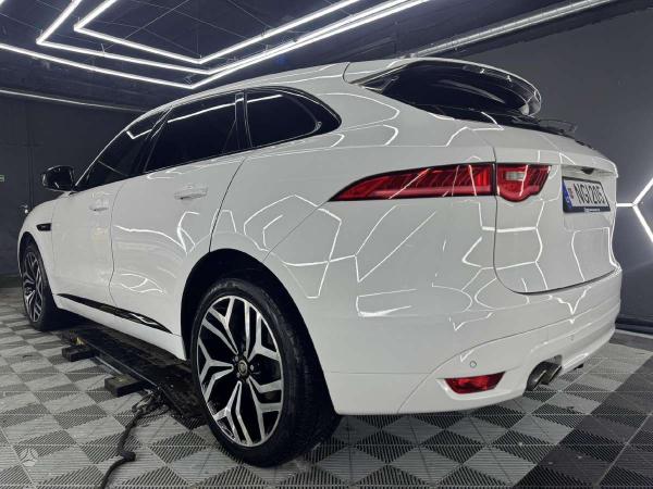 White Jaguar F-Pace 2016 in Vilnius, with an engine capacity of 2.00 L and mileage of 153 thousand km for 16700 €, photo 4 on AUTOMOTO.COM.LV