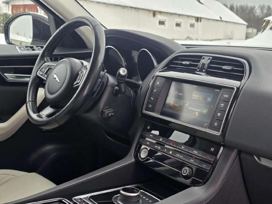 Balts Jaguar F-Pace 2016 Tauragė, ar dzinēja tilpumu 2.00 L un nobraukumu 150 tūkst. km par 12900 €, foto 12 vietnē AUTOMOTO.COM.LV