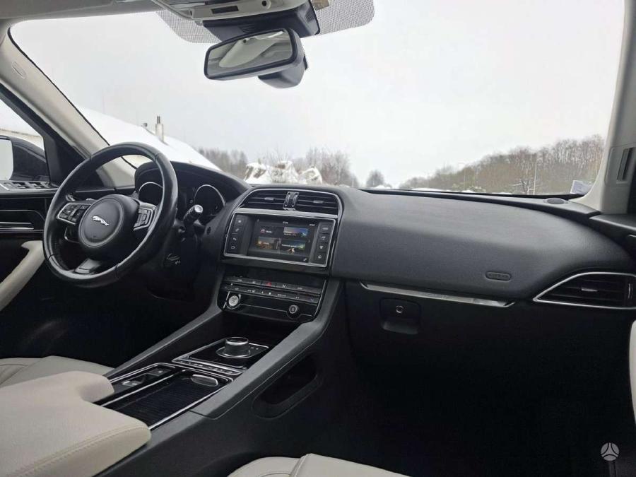 Balts Jaguar F-Pace 2016 Tauragė, ar dzinēja tilpumu 2.00 L un nobraukumu 150 tūkst. km par 12900 €, foto 14 vietnē AUTOMOTO.COM.LV