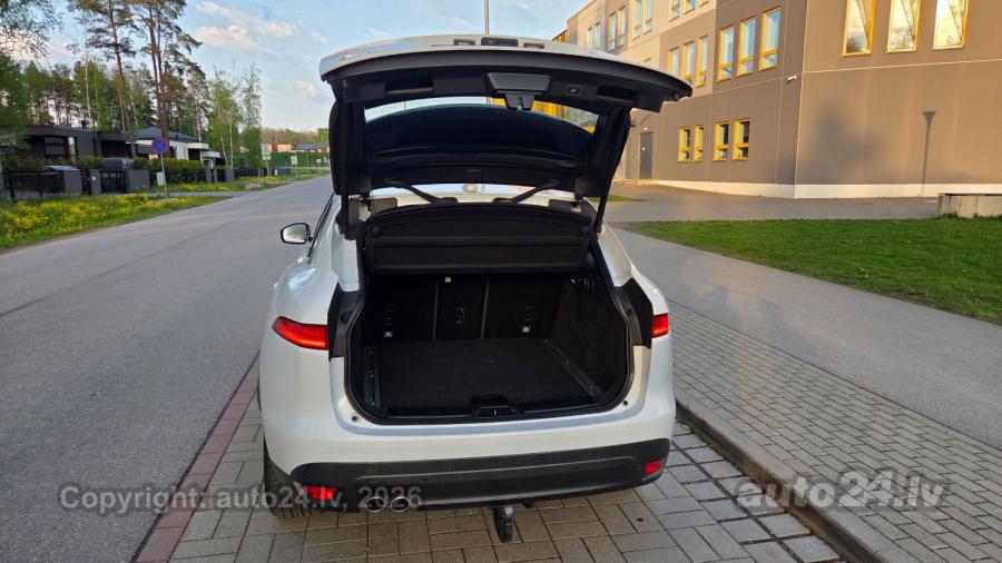 Balts Jaguar F-Pace 2016 Tallina, ar dzinēja tilpumu 2.00 L un nobraukumu 178 tūkst. km par 14900 €, foto 7 vietnē AUTOMOTO.COM.LV