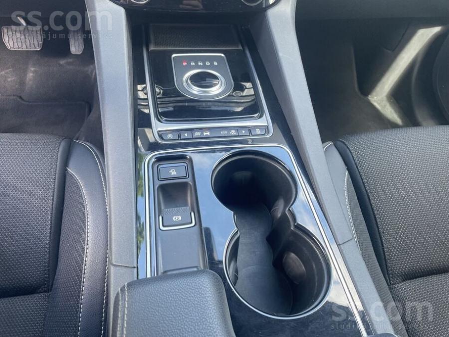 White Jaguar F-Pace 2016 in Riga, with an engine capacity of 2.00 L and mileage of 180 thousand km for 15800 €, photo 12 on AUTOMOTO.COM.LV