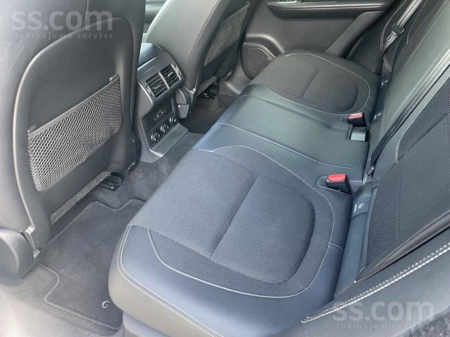 White Jaguar F-Pace 2016 in Riga, with an engine capacity of 2.00 L and mileage of 180 thousand km for 15800 €, photo 25 on AUTOMOTO.COM.LV