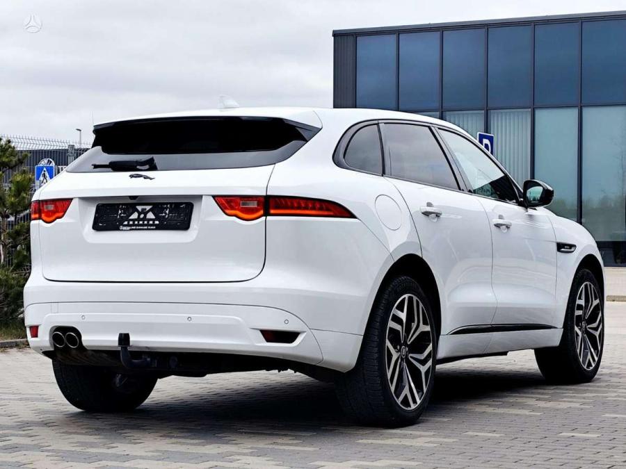 White Jaguar F-Pace 2016 in Siauliai, with an engine capacity of 2.00 L and mileage of 157 thousand km for 13900 €, photo 8 on AUTOMOTO.COM.LV