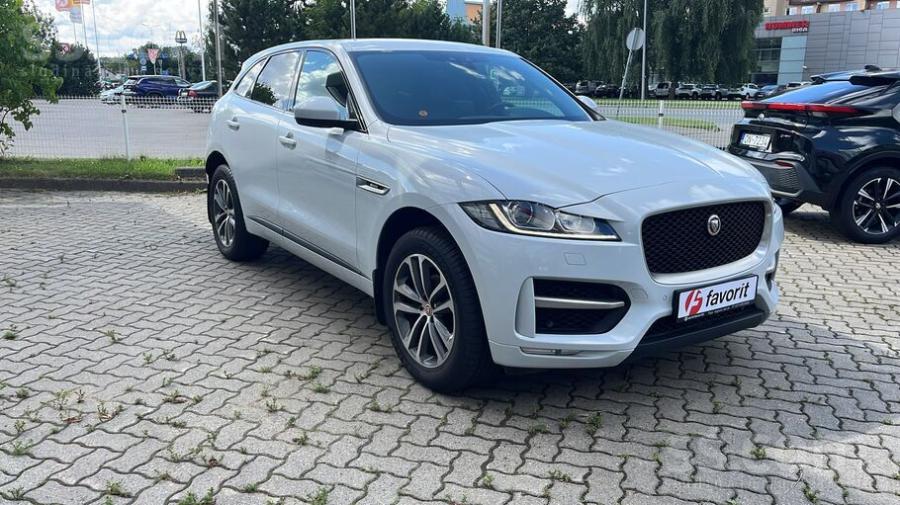 White Jaguar F-Pace 2016 in Riga, with an engine capacity of 2.00 L and mileage of 181 thousand km for 14200 €, photo 1 on AUTOMOTO.COM.LV