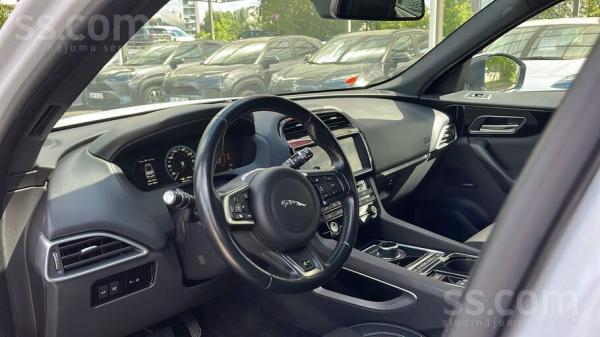 White Jaguar F-Pace 2016 in Riga, with an engine capacity of 2.00 L and mileage of 181 thousand km for 14900 €, photo 5 on AUTOMOTO.COM.LV