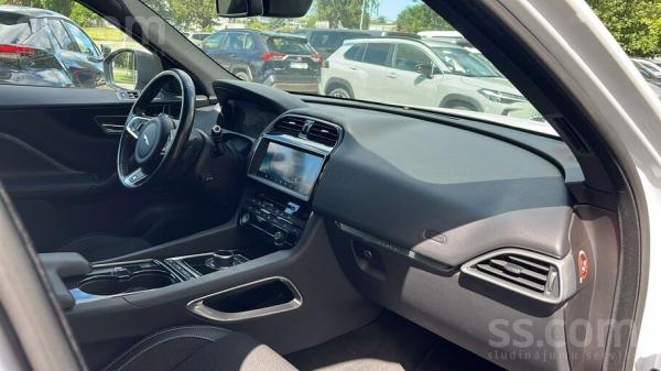 White Jaguar F-Pace 2016 in Riga, with an engine capacity of 2.00 L and mileage of 181 thousand km for 14900 €, photo 6 on AUTOMOTO.COM.LV