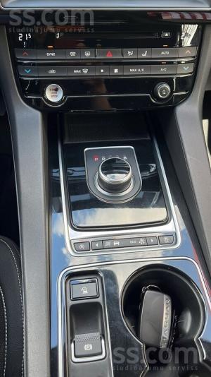White Jaguar F-Pace 2016 in Riga, with an engine capacity of 2.00 L and mileage of 181 thousand km for 14200 €, photo 13 on AUTOMOTO.COM.LV