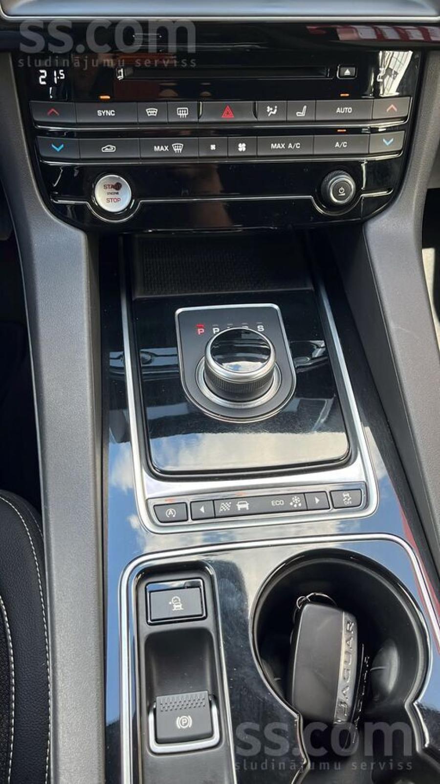 White Jaguar F-Pace 2016 in Riga, with an engine capacity of 2.00 L and mileage of 181 thousand km for 14200 €, photo 13 on AUTOMOTO.COM.LV