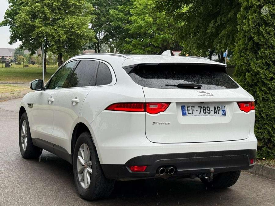 White Jaguar F-Pace 2016 in Taurage, with an engine capacity of 2.00 L and mileage of 170 thousand km for 12700 €, photo 8 on AUTOMOTO.COM.LV