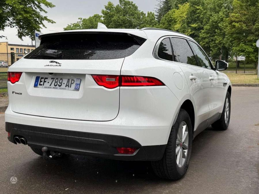 White Jaguar F-Pace 2016 in Taurage, with an engine capacity of 2.00 L and mileage of 170 thousand km for 12700 €, photo 10 on AUTOMOTO.COM.LV