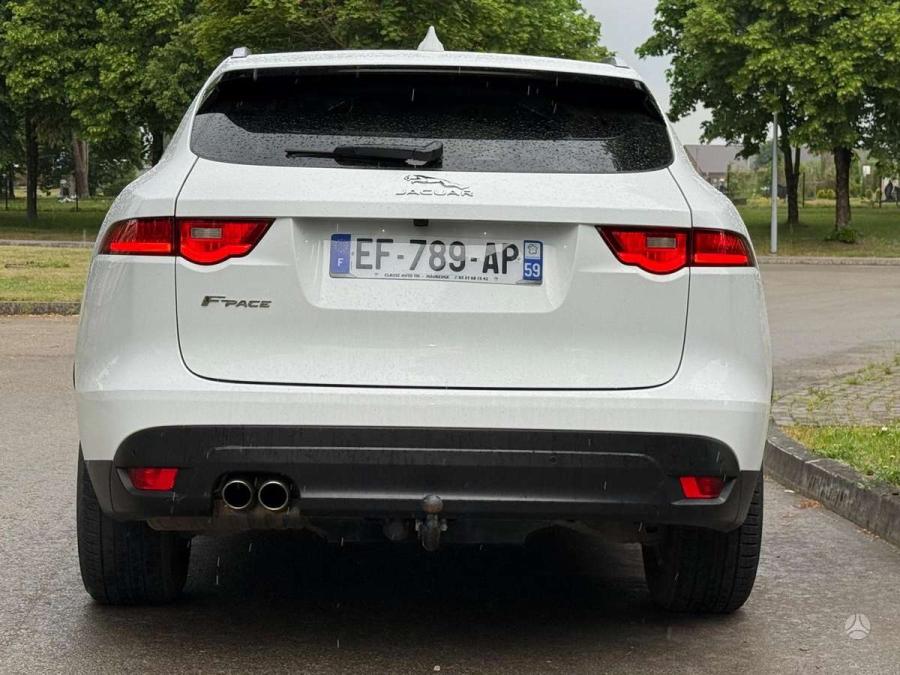 White Jaguar F-Pace 2016 in Taurage, with an engine capacity of 2.00 L and mileage of 170 thousand km for 12700 €, photo 11 on AUTOMOTO.COM.LV