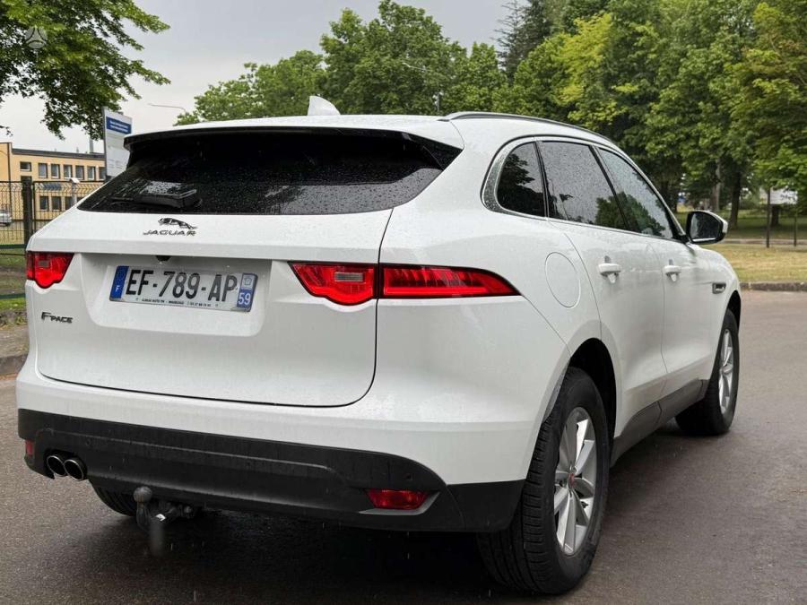 White Jaguar F-Pace 2016 in Taurage, with an engine capacity of 2.00 L and mileage of 170 thousand km for 12700 €, photo 12 on AUTOMOTO.COM.LV