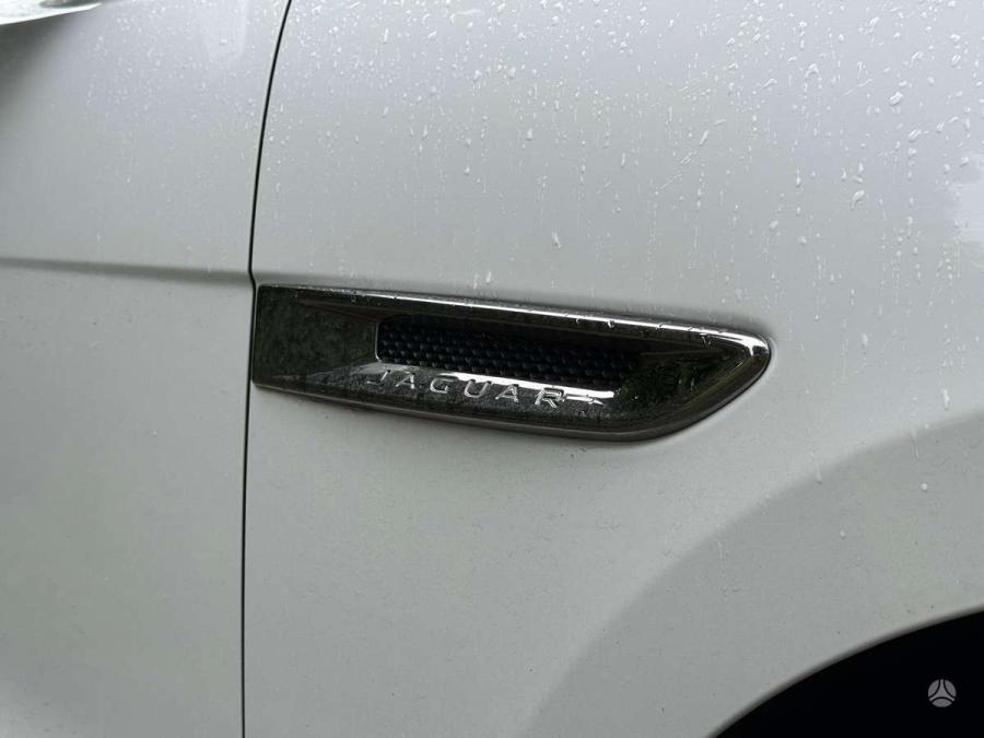White Jaguar F-Pace 2016 in Taurage, with an engine capacity of 2.00 L and mileage of 170 thousand km for 12700 €, photo 13 on AUTOMOTO.COM.LV