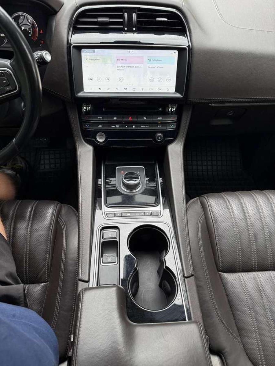 White Jaguar F-Pace 2016 in Taurage, with an engine capacity of 2.00 L and mileage of 170 thousand km for 12700 €, photo 15 on AUTOMOTO.COM.LV