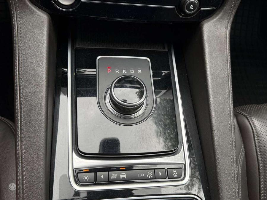 White Jaguar F-Pace 2016 in Taurage, with an engine capacity of 2.00 L and mileage of 170 thousand km for 12700 €, photo 16 on AUTOMOTO.COM.LV