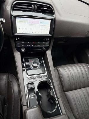 White Jaguar F-Pace 2016 in Taurage, with an engine capacity of 2.00 L and mileage of 170 thousand km for 12700 €, photo 18 on AUTOMOTO.COM.LV