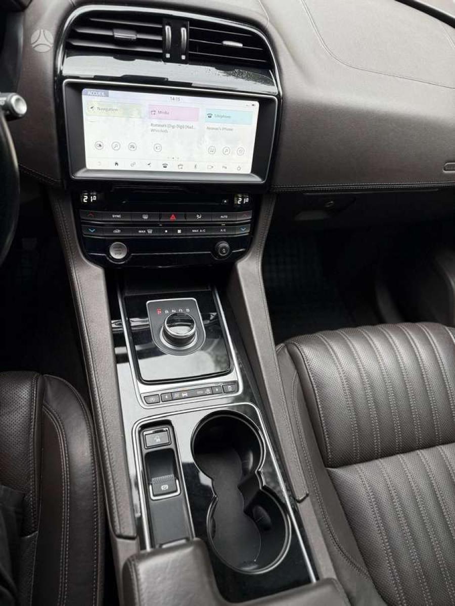 White Jaguar F-Pace 2016 in Taurage, with an engine capacity of 2.00 L and mileage of 170 thousand km for 12700 €, photo 18 on AUTOMOTO.COM.LV