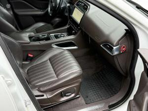 White Jaguar F-Pace 2016 in Taurage, with an engine capacity of 2.00 L and mileage of 170 thousand km for 12700 €, photo 19 on AUTOMOTO.COM.LV