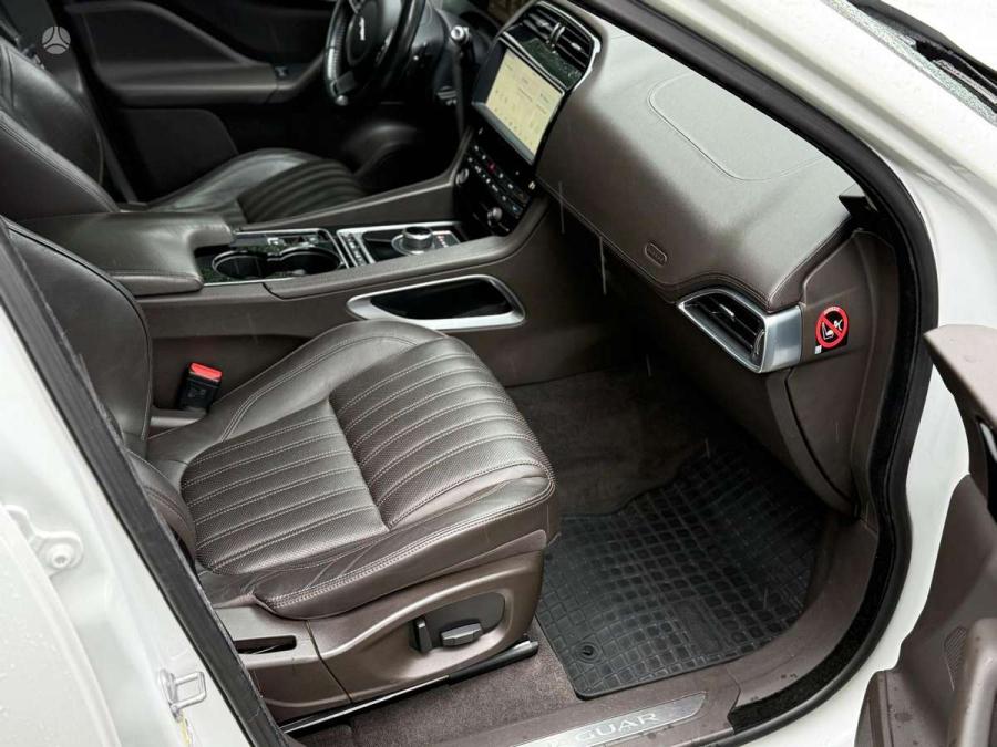 White Jaguar F-Pace 2016 in Taurage, with an engine capacity of 2.00 L and mileage of 170 thousand km for 12700 €, photo 19 on AUTOMOTO.COM.LV