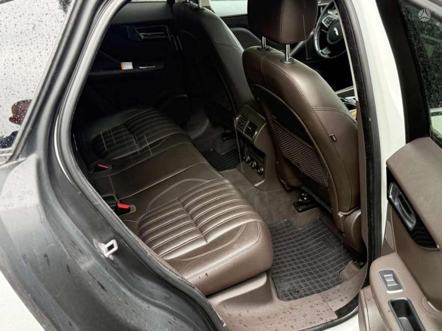 White Jaguar F-Pace 2016 in Taurage, with an engine capacity of 2.00 L and mileage of 170 thousand km for 12700 €, photo 20 on AUTOMOTO.COM.LV