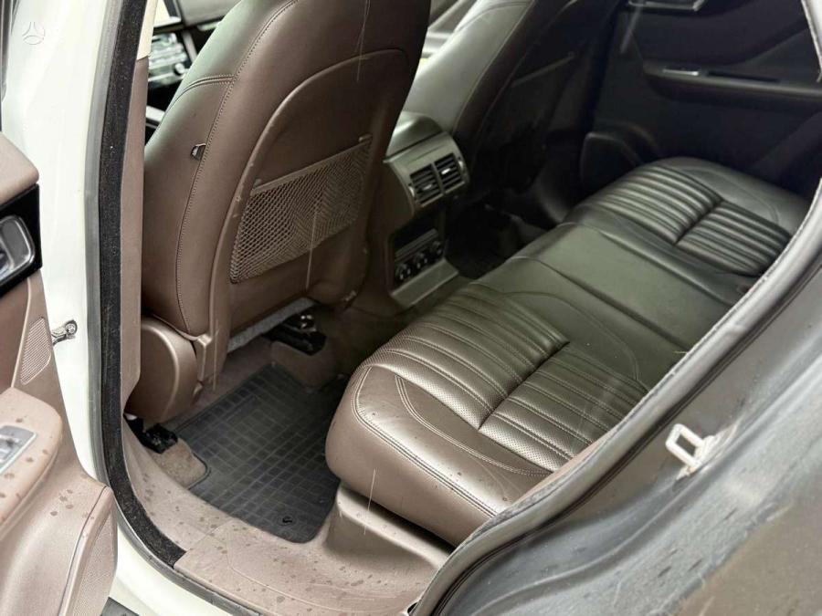 White Jaguar F-Pace 2016 in Taurage, with an engine capacity of 2.00 L and mileage of 170 thousand km for 12700 €, photo 21 on AUTOMOTO.COM.LV