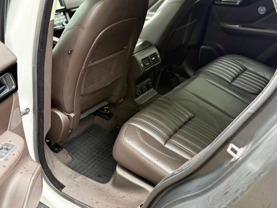 White Jaguar F-Pace 2016 in Taurage, with an engine capacity of 2.00 L and mileage of 170 thousand km for 12700 €, photo 22 on AUTOMOTO.COM.LV