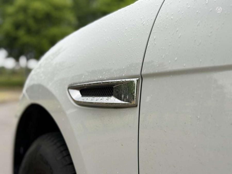 White Jaguar F-Pace 2016 in Taurage, with an engine capacity of 2.00 L and mileage of 170 thousand km for 12700 €, photo 23 on AUTOMOTO.COM.LV