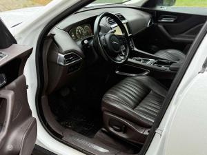 White Jaguar F-Pace 2016 in Taurage, with an engine capacity of 2.00 L and mileage of 170 thousand km for 12700 €, photo 26 on AUTOMOTO.COM.LV